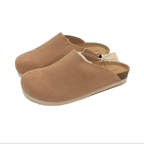 Universal Thread | Shoes | Universal Thread Bev Flats Tan Slip On Clogs ...
